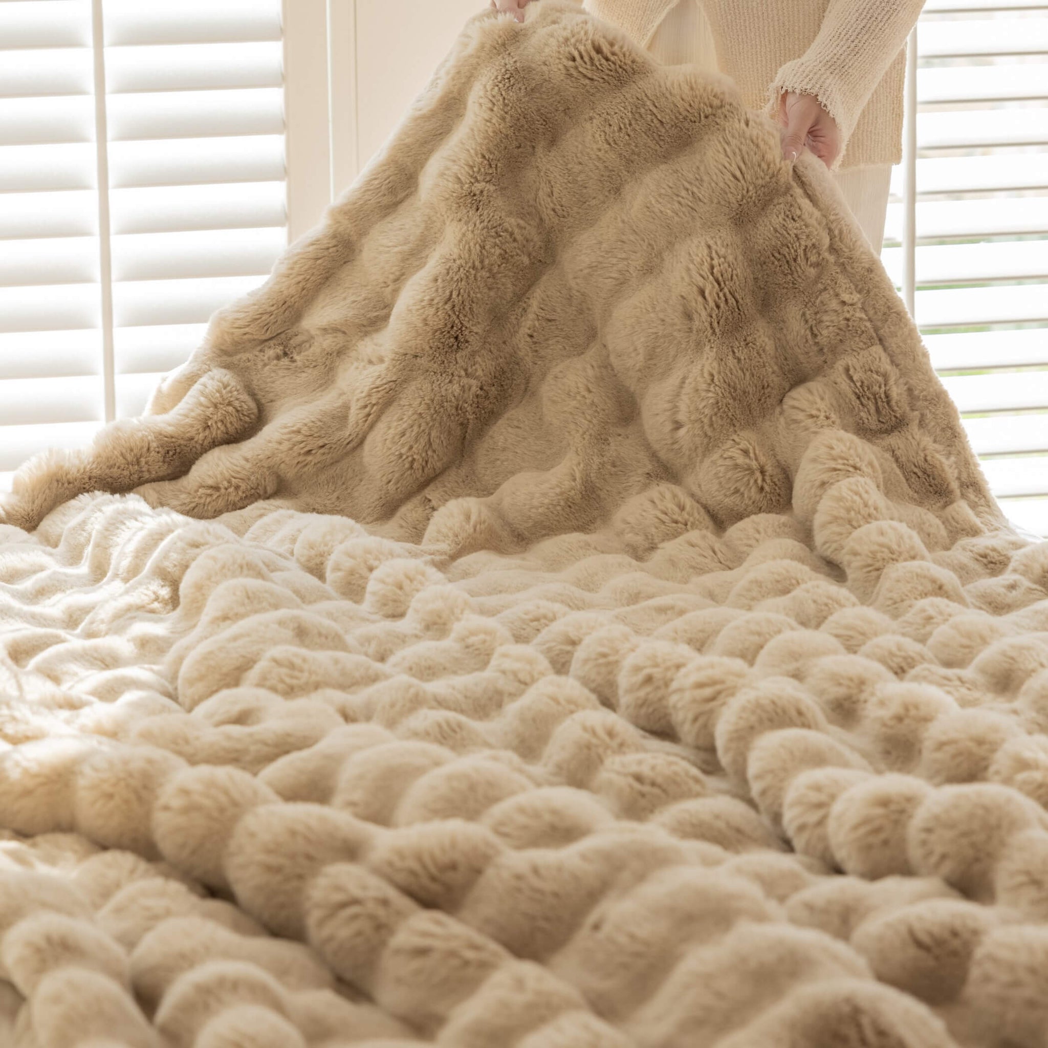 Faux Rabbit Fur Blanket - Soft, Fluffy, Lightweight,Not Sagging